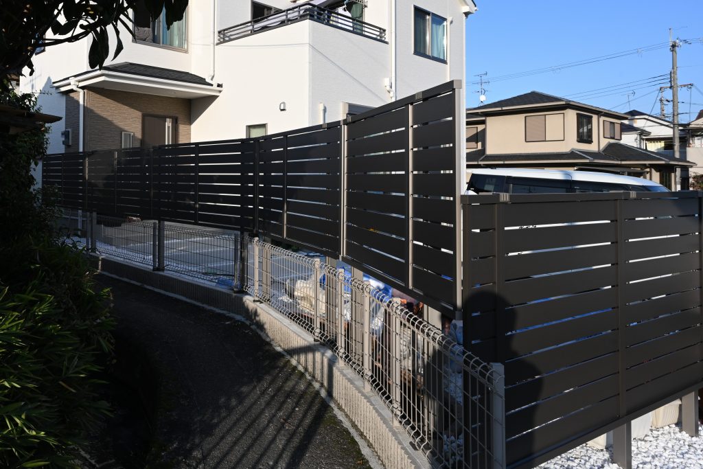 リクシル フェンスAB YS1型 長さ42m完成しました！！ | エクステリアの専門店エクステリア・プロ