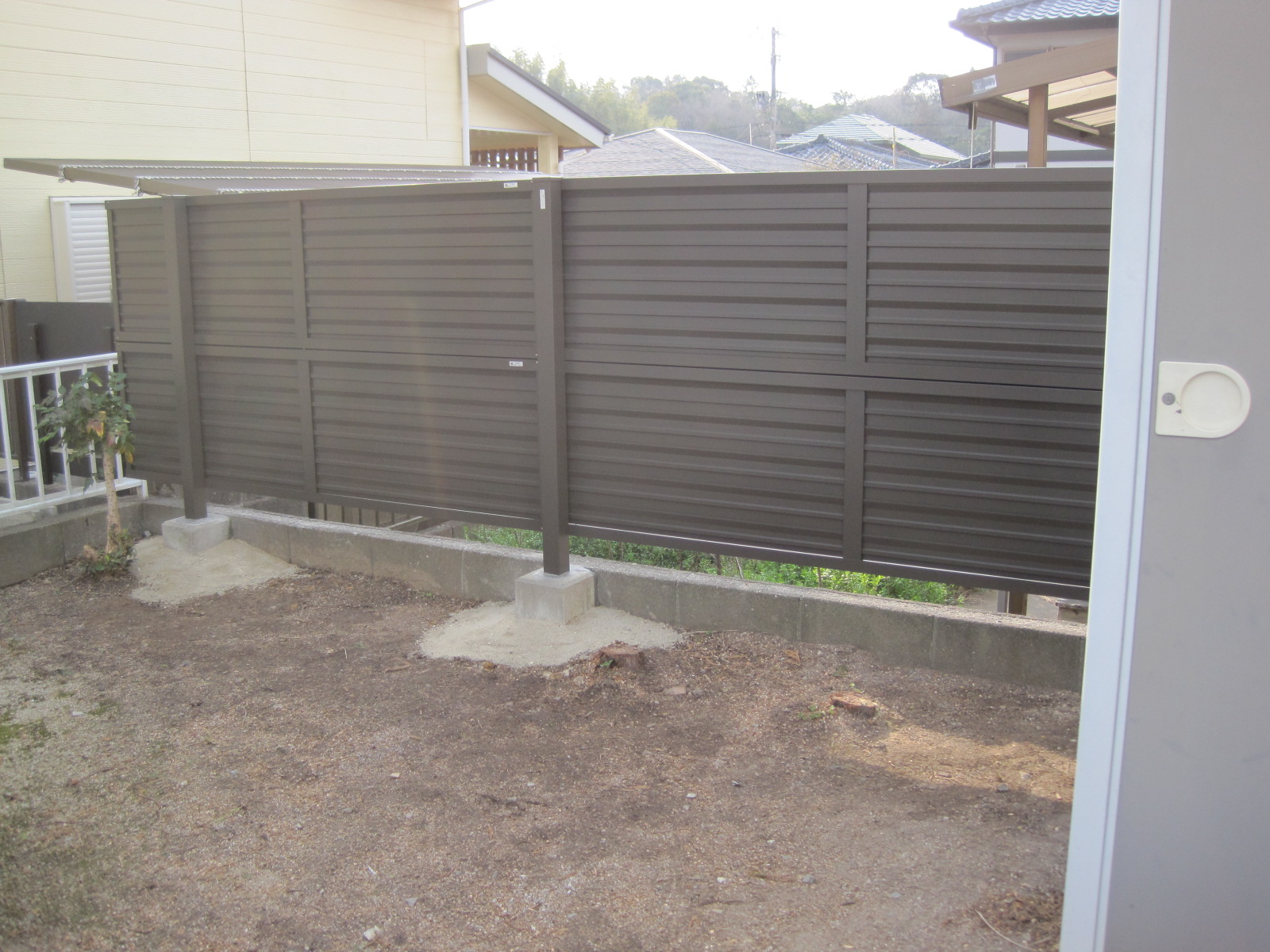 多段柱仕様の目隠しフェンス フェンスAB・YL2型 | エクステリアの専門店エクステリア・プロ