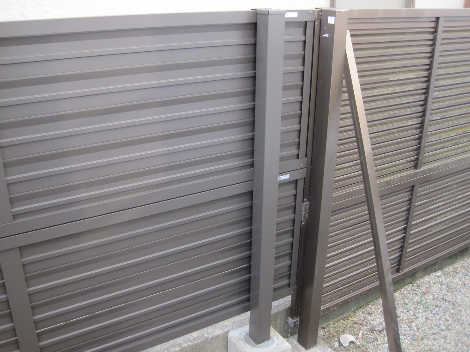 多段柱仕様の目隠しフェンス フェンスAB・YL2型 | エクステリアの専門店エクステリア・プロ